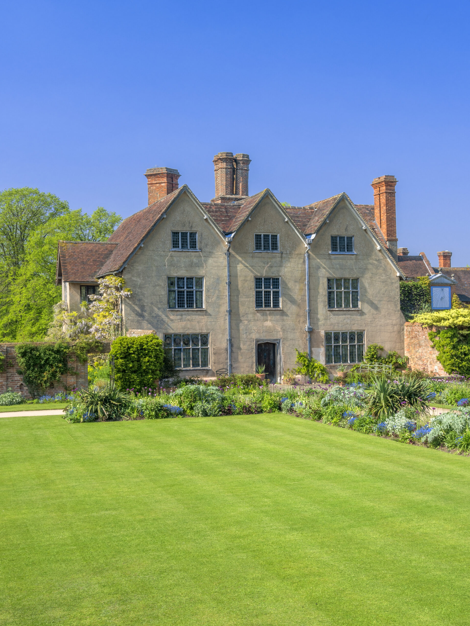 What Are the Attributes of a Tudor Home? - Home & Texture