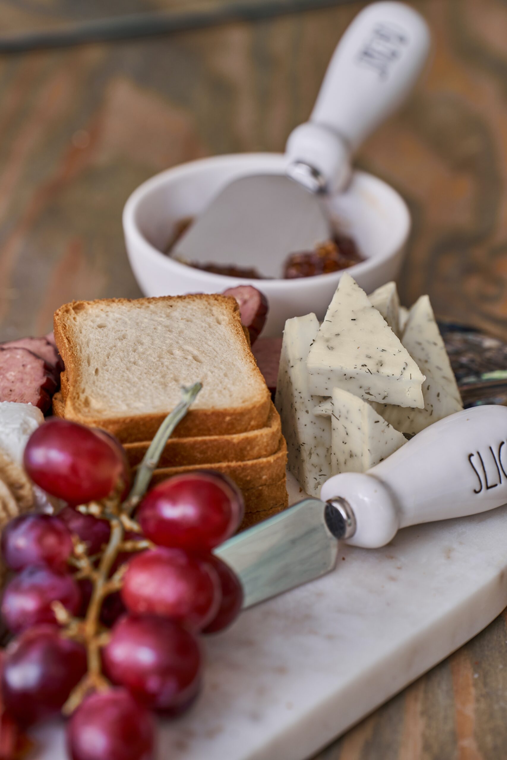 Make Hosting More Convenient With These 5 Serving Items - Home & Texture