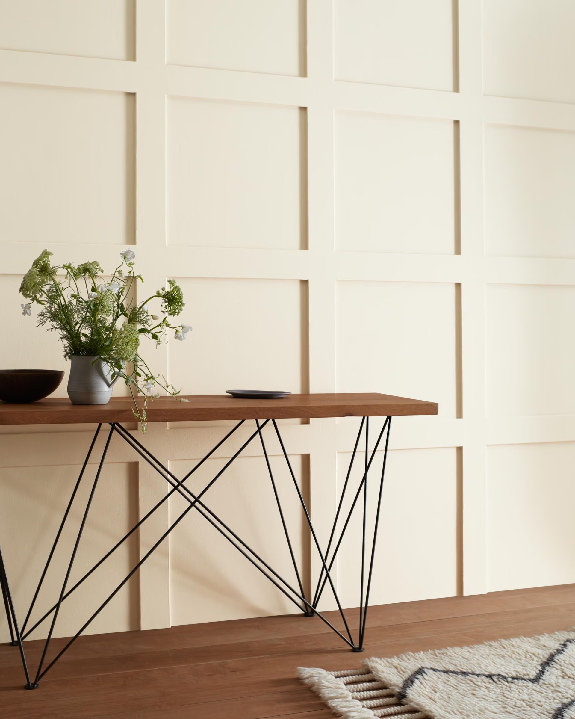 How To Use Benjamin Moore's Staple 'Swiss Coffee' Paint Shade - Home ...